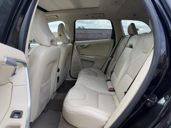 Black Volvo XC60 2009 in Riga, with an engine capacity of 2.40 L and mileage of 214 thousand km for 9500 €, photo 8 on AUTOMOTO.COM.LV