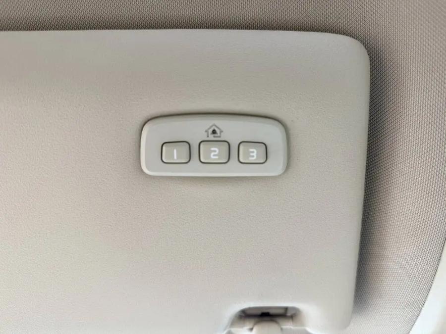 Melns Volvo XC60 2009 Rīga, ar dzinēja tilpumu 2.40 L un nobraukumu 214 tūkst. km par 9500 €, foto 18 vietnē AUTOMOTO.COM.LV
