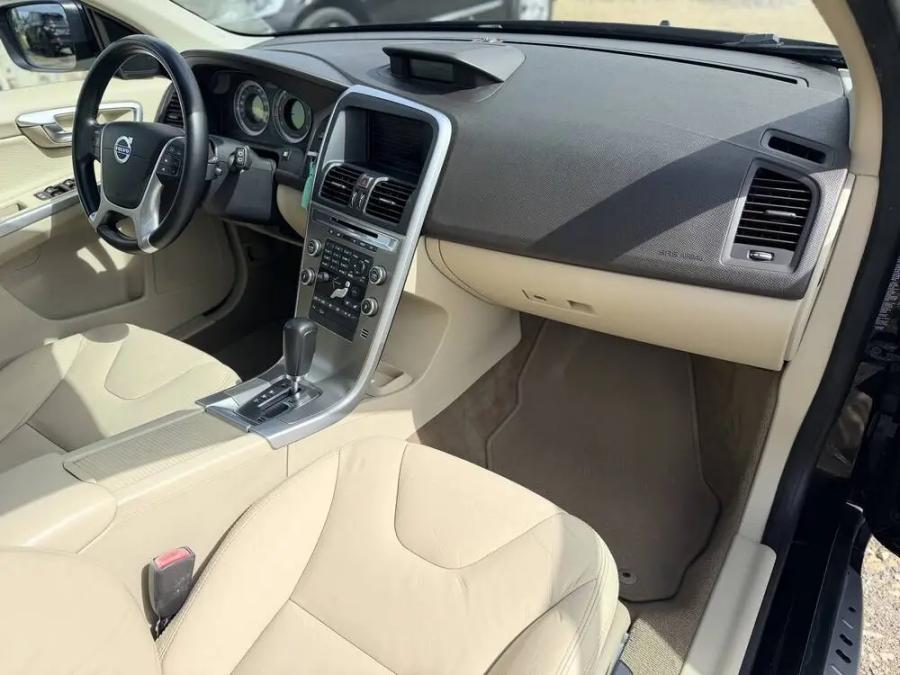 Melns Volvo XC60 2009 Rīga, ar dzinēja tilpumu 2.40 L un nobraukumu 214 tūkst. km par 9500 €, foto 24 vietnē AUTOMOTO.COM.LV
