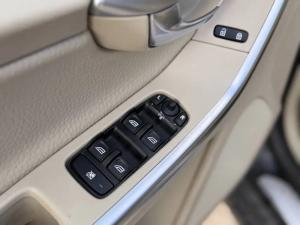 Melns Volvo XC60 2009 Rīga, ar dzinēja tilpumu 2.40 L un nobraukumu 433 tūkst. km par 4250 €, foto 6 vietnē AUTOMOTO.COM.LV