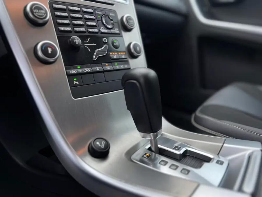 Melns Volvo XC60 2009 Rīga, ar dzinēja tilpumu 2.40 L un nobraukumu 237 tūkst. km par 8200 €, foto 15 vietnē AUTOMOTO.COM.LV