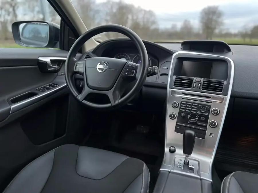 Melns Volvo XC60 2009 Rīga, ar dzinēja tilpumu 2.40 L un nobraukumu 237 tūkst. km par 8200 €, foto 16 vietnē AUTOMOTO.COM.LV