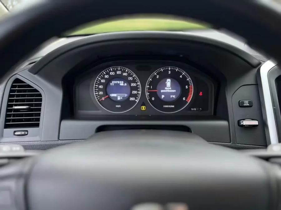 Melns Volvo XC60 2009 Rīga, ar dzinēja tilpumu 2.40 L un nobraukumu 237 tūkst. km par 8200 €, foto 17 vietnē AUTOMOTO.COM.LV