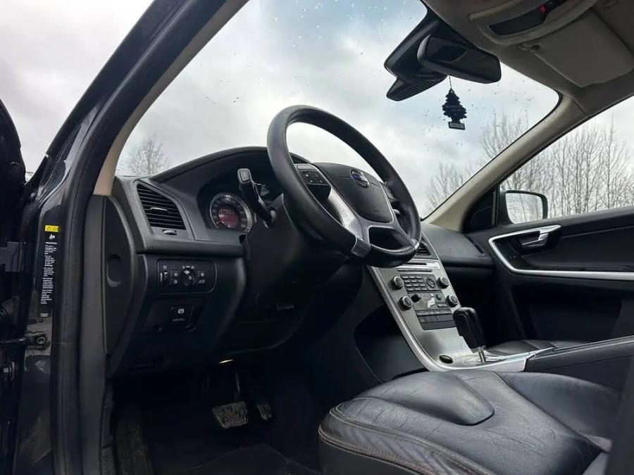 Melns Volvo XC60 2009 Jelgava, ar dzinēja tilpumu 2.40 L un nobraukumu 248 tūkst. km par 7990 €, foto 10 vietnē AUTOMOTO.COM.LV