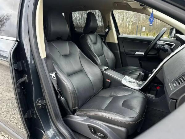 Black Volvo XC60 2009 in Jelgava, with an engine capacity of 2.40 L and mileage of 248 thousand km for 7990 €, photo 10 on AUTOMOTO.COM.LV