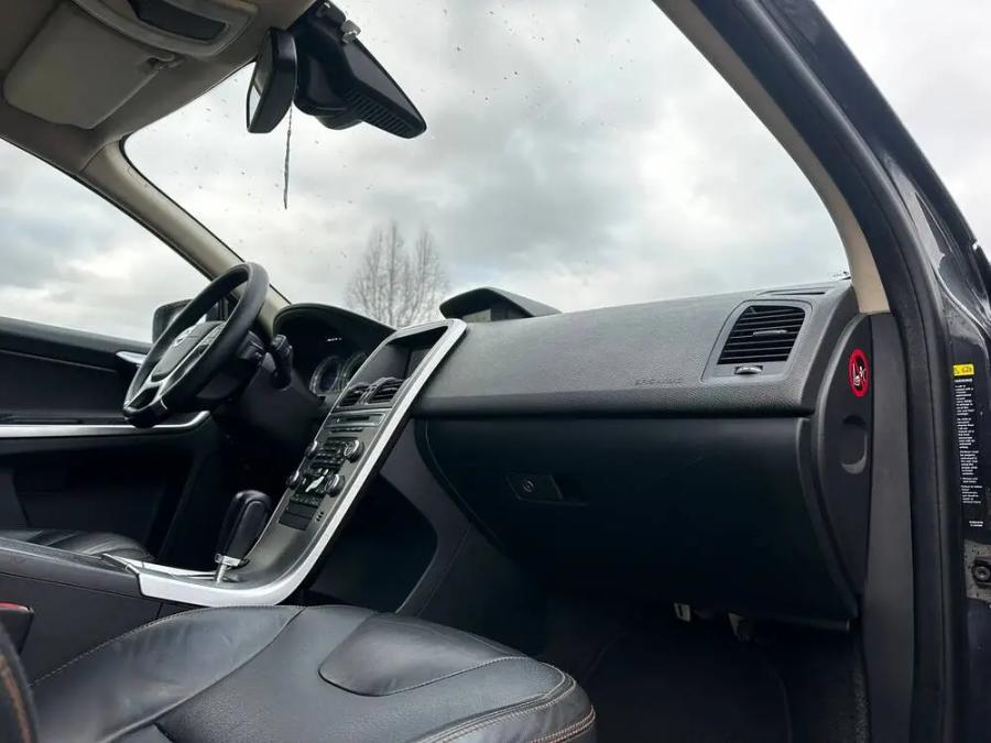 Melns Volvo XC60 2009 Jelgava, ar dzinēja tilpumu 2.40 L un nobraukumu 248 tūkst. km par 7990 €, foto 13 vietnē AUTOMOTO.COM.LV
