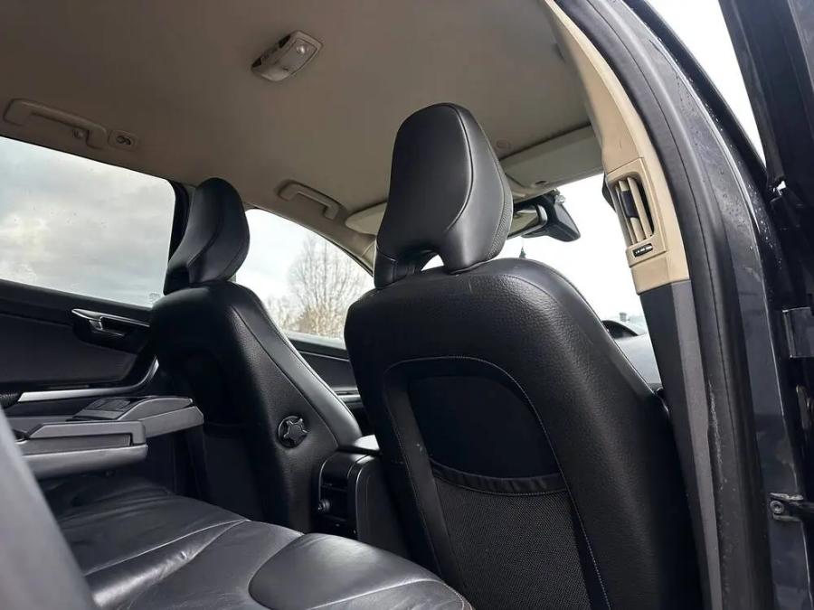 Melns Volvo XC60 2009 Jelgava, ar dzinēja tilpumu 2.40 L un nobraukumu 248 tūkst. km par 7990 €, foto 15 vietnē AUTOMOTO.COM.LV