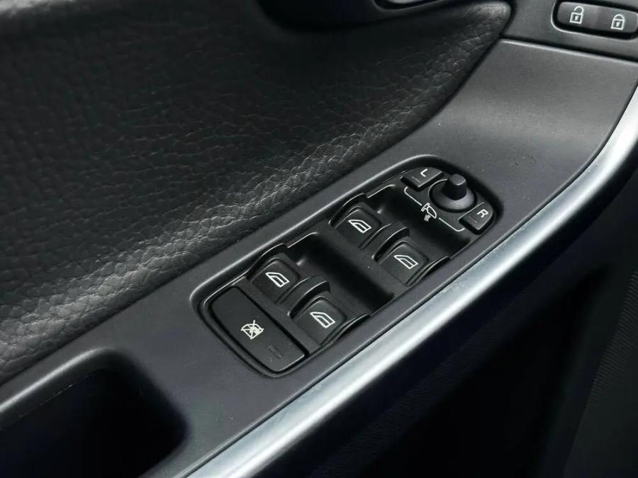 Melns Volvo XC60 2009 Jelgava, ar dzinēja tilpumu 2.40 L un nobraukumu 248 tūkst. km par 7990 €, foto 18 vietnē AUTOMOTO.COM.LV
