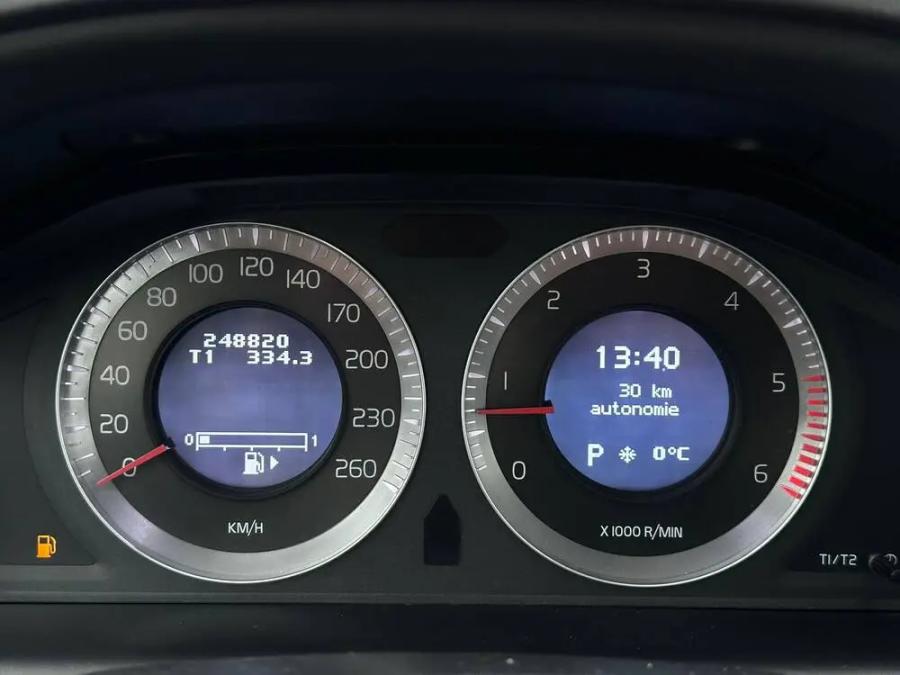 Melns Volvo XC60 2009 Jelgava, ar dzinēja tilpumu 2.40 L un nobraukumu 248 tūkst. km par 7990 €, foto 20 vietnē AUTOMOTO.COM.LV