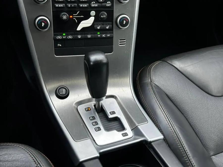 Melns Volvo XC60 2009 Jelgava, ar dzinēja tilpumu 2.40 L un nobraukumu 248 tūkst. km par 7990 €, foto 25 vietnē AUTOMOTO.COM.LV