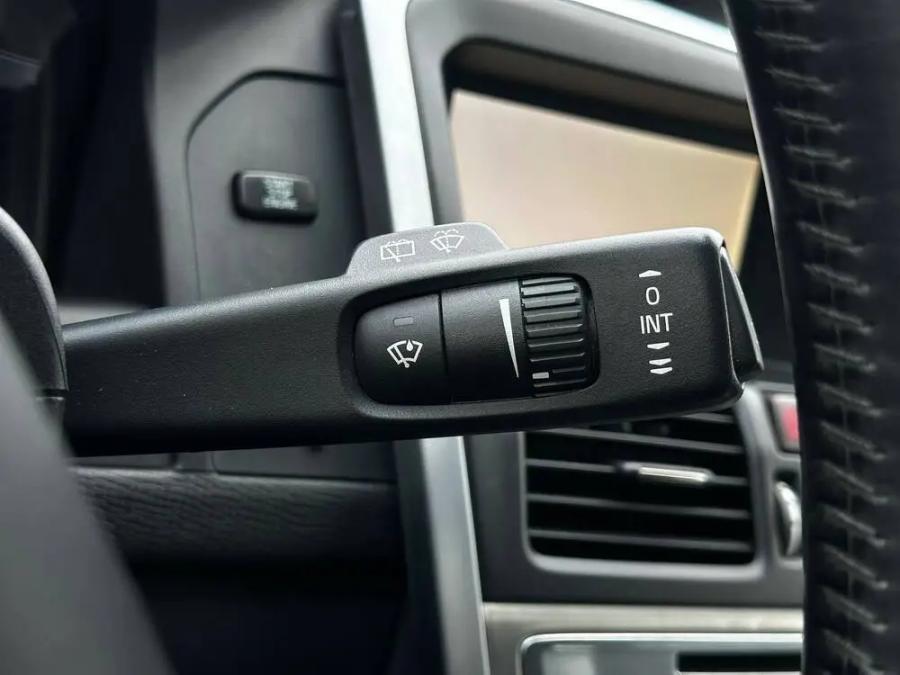 Melns Volvo XC60 2009 Jelgava, ar dzinēja tilpumu 2.40 L un nobraukumu 248 tūkst. km par 7990 €, foto 29 vietnē AUTOMOTO.COM.LV
