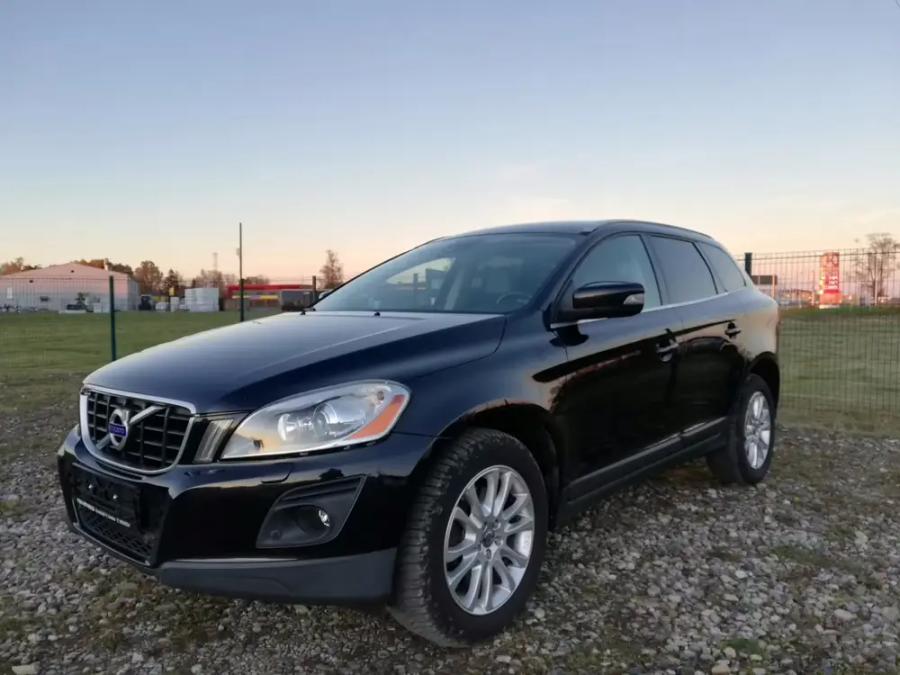 Black Volvo XC60 2009 in Saldus, with an engine capacity of 2.40 L and mileage of 295 thousand km for 7990 €, photo 1 on AUTOMOTO.COM.LV