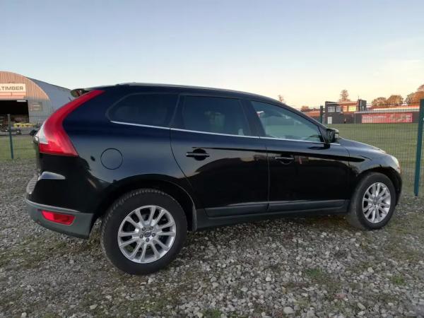 Black Volvo XC60 2009 in Saldus, with an engine capacity of 2.40 L and mileage of 295 thousand km for 7990 €, photo 2 on AUTOMOTO.COM.LV