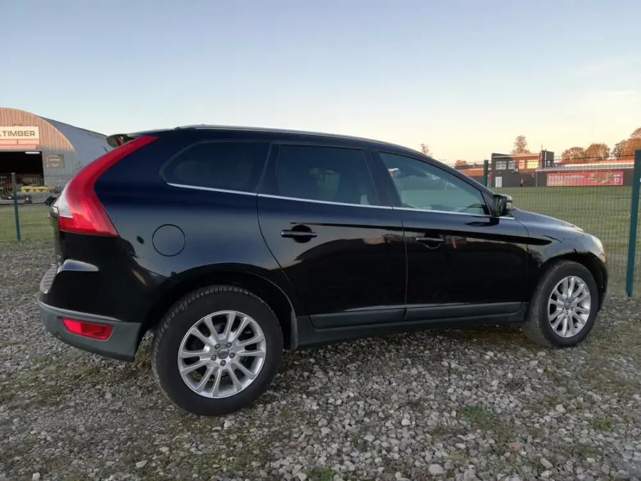 Black Volvo XC60 2009 in Saldus, with an engine capacity of 2.40 L and mileage of 295 thousand km for 7990 €, photo 3 on AUTOMOTO.COM.LV