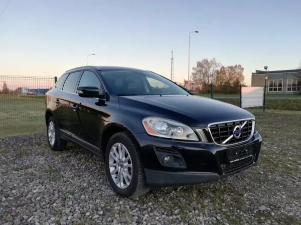 Black Volvo XC60 2009 in Saldus, with an engine capacity of 2.40 L and mileage of 295 thousand km for 7990 €, photo 3 on AUTOMOTO.COM.LV