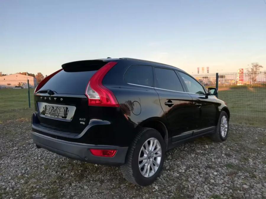 Black Volvo XC60 2009 in Saldus, with an engine capacity of 2.40 L and mileage of 295 thousand km for 7990 €, photo 5 on AUTOMOTO.COM.LV