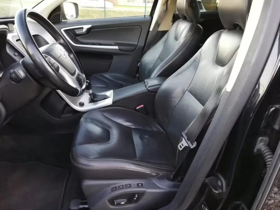 Black Volvo XC60 2009 in Saldus, with an engine capacity of 2.40 L and mileage of 295 thousand km for 7990 €, photo 8 on AUTOMOTO.COM.LV