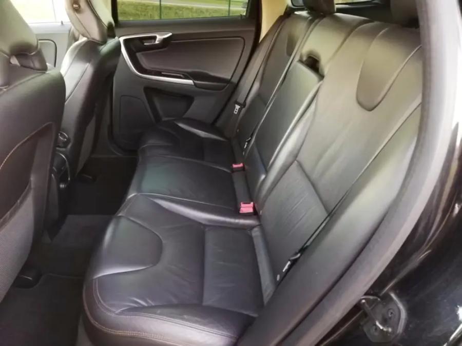 Black Volvo XC60 2009 in Saldus, with an engine capacity of 2.40 L and mileage of 295 thousand km for 7990 €, photo 9 on AUTOMOTO.COM.LV