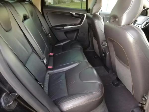 Black Volvo XC60 2009 in Saldus, with an engine capacity of 2.40 L and mileage of 295 thousand km for 7990 €, photo 9 on AUTOMOTO.COM.LV