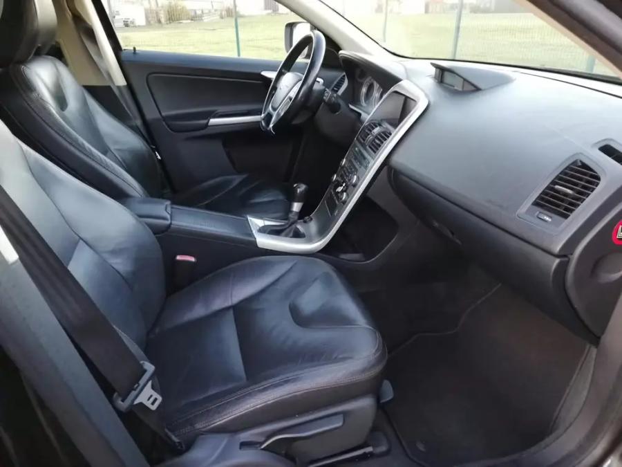 Black Volvo XC60 2009 in Saldus, with an engine capacity of 2.40 L and mileage of 295 thousand km for 7990 €, photo 11 on AUTOMOTO.COM.LV