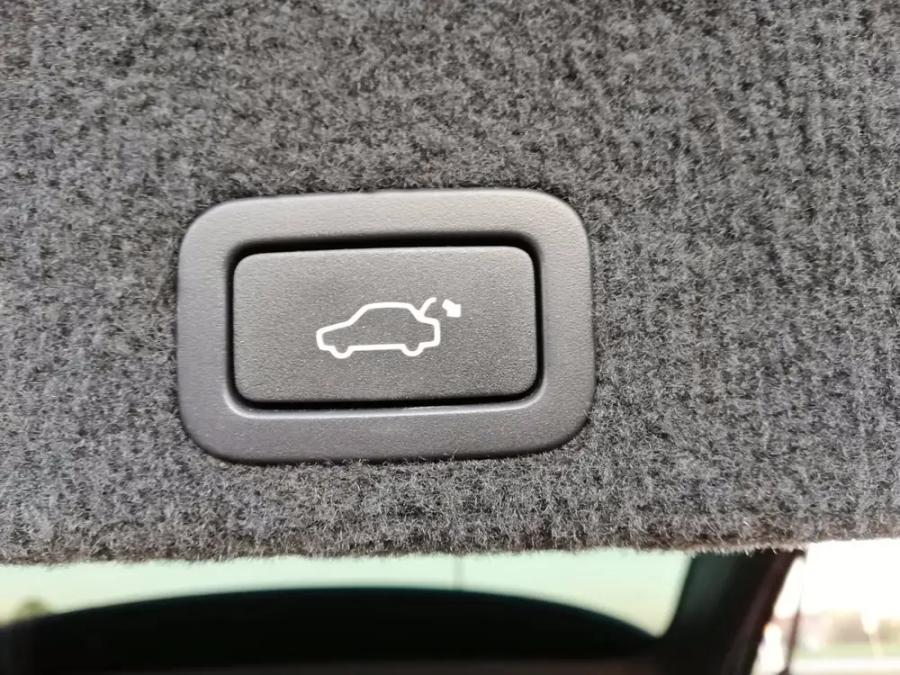 Black Volvo XC60 2009 in Saldus, with an engine capacity of 2.40 L and mileage of 295 thousand km for 7990 €, photo 13 on AUTOMOTO.COM.LV
