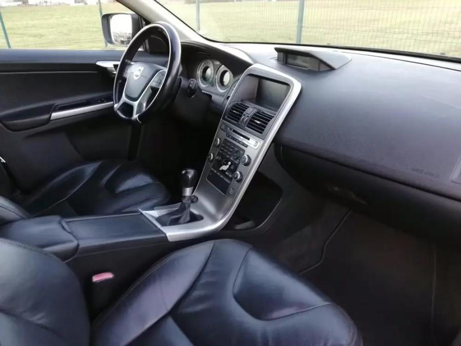 Black Volvo XC60 2009 in Saldus, with an engine capacity of 2.40 L and mileage of 295 thousand km for 7990 €, photo 15 on AUTOMOTO.COM.LV