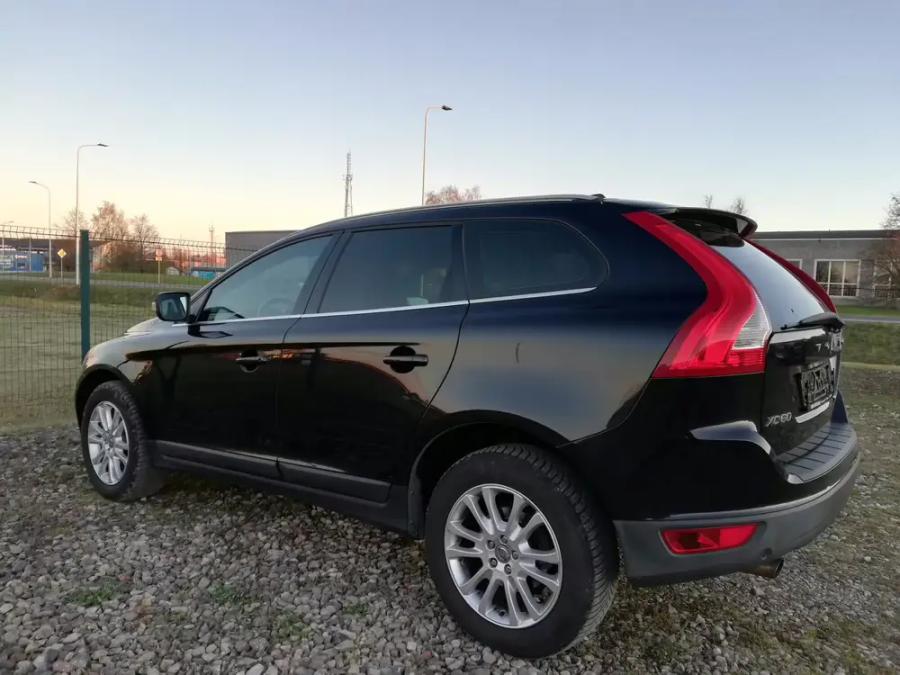 Black Volvo XC60 2009 in Saldus, with an engine capacity of 2.40 L and mileage of 295 thousand km for 7990 €, photo 16 on AUTOMOTO.COM.LV