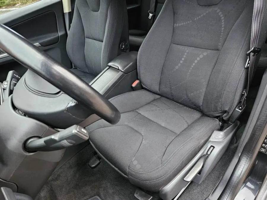 Black Volvo XC60 2009 in Jekabpils, with an engine capacity of 2.40 L and mileage of 210 thousand km for 8590 €, photo 13 on AUTOMOTO.COM.LV