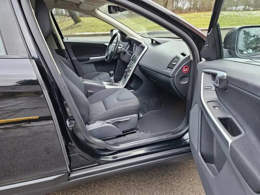 Black Volvo XC60 2009 in Jekabpils, with an engine capacity of 2.40 L and mileage of 210 thousand km for 8590 €, photo 22 on AUTOMOTO.COM.LV