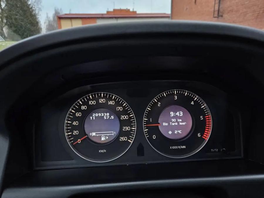 Black Volvo XC60 2009 in Jekabpils, with an engine capacity of 2.40 L and mileage of 210 thousand km for 8590 €, photo 25 on AUTOMOTO.COM.LV