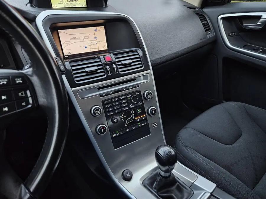 Black Volvo XC60 2009 in Jekabpils, with an engine capacity of 2.40 L and mileage of 210 thousand km for 8590 €, photo 26 on AUTOMOTO.COM.LV