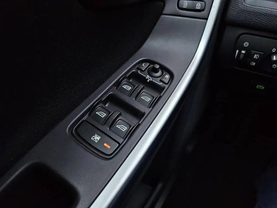 Black Volvo XC60 2009 in Jekabpils, with an engine capacity of 2.40 L and mileage of 210 thousand km for 8590 €, photo 30 on AUTOMOTO.COM.LV