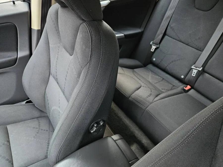 Black Volvo XC60 2009 in Jekabpils, with an engine capacity of 2.40 L and mileage of 210 thousand km for 8590 €, photo 32 on AUTOMOTO.COM.LV