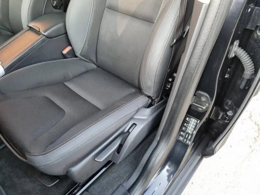 Melns Volvo XC60 2009 Jēkabpils, ar dzinēja tilpumu 2.40 L un nobraukumu 253 tūkst. km par 8900 €, foto 16 vietnē AUTOMOTO.COM.LV