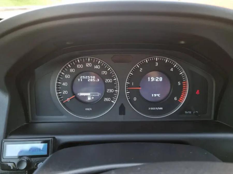 Melns Volvo XC60 2009 Jēkabpils, ar dzinēja tilpumu 2.40 L un nobraukumu 253 tūkst. km par 8900 €, foto 27 vietnē AUTOMOTO.COM.LV