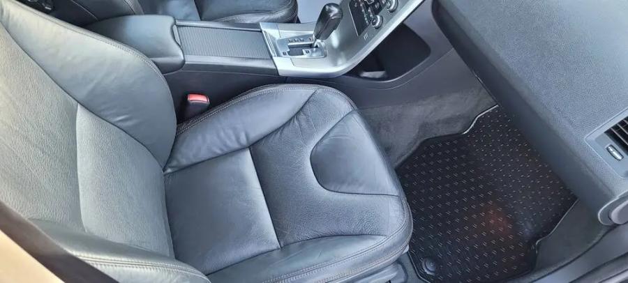 Melns Volvo XC60 2009 Rīga, ar dzinēja tilpumu 2.40 L un nobraukumu 287 tūkst. km par 9990 €, foto 12 vietnē AUTOMOTO.COM.LV