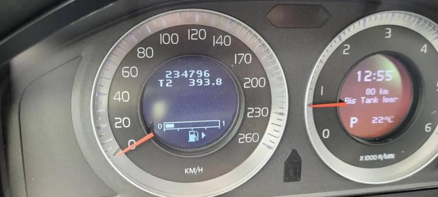 Black Volvo XC60 2009 in Riga, with an engine capacity of 2.40 L and mileage of 234 thousand km for 10200 €, photo 6 on AUTOMOTO.COM.LV