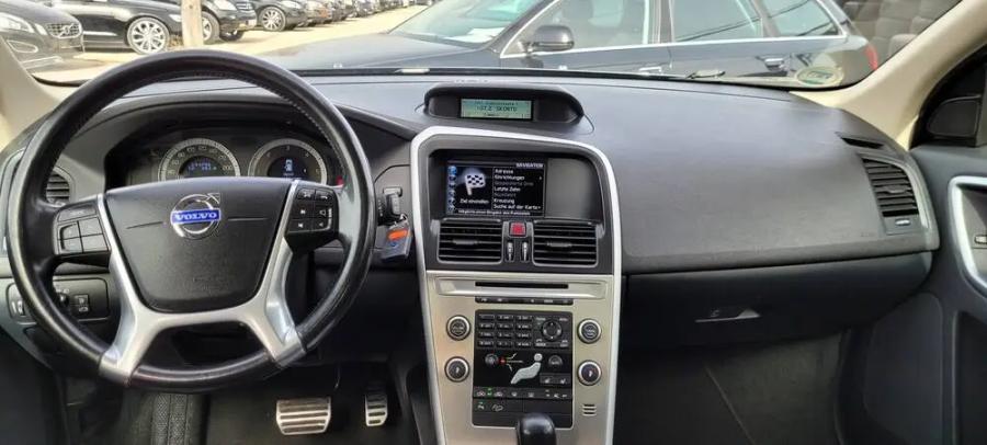 Black Volvo XC60 2009 in Riga, with an engine capacity of 2.40 L and mileage of 234 thousand km for 10200 €, photo 9 on AUTOMOTO.COM.LV
