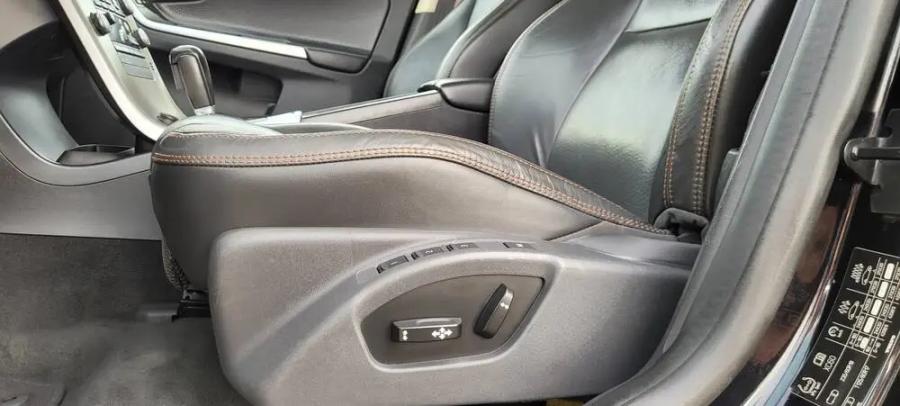 Black Volvo XC60 2009 in Riga, with an engine capacity of 2.40 L and mileage of 234 thousand km for 10200 €, photo 10 on AUTOMOTO.COM.LV
