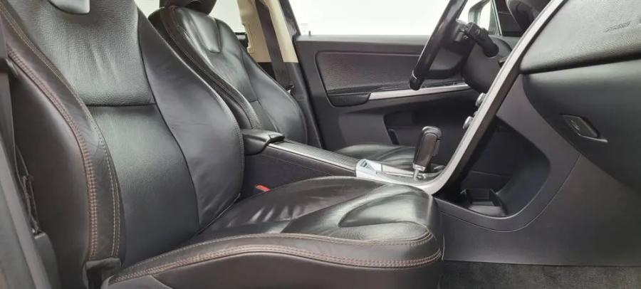 Black Volvo XC60 2009 in Riga, with an engine capacity of 2.40 L and mileage of 234 thousand km for 10200 €, photo 11 on AUTOMOTO.COM.LV