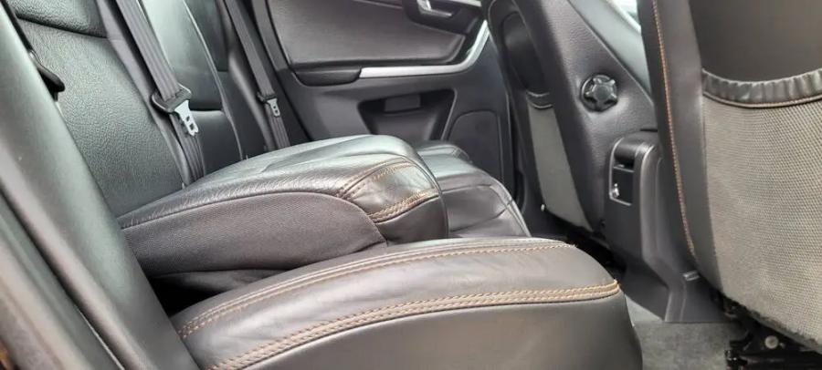 Black Volvo XC60 2009 in Riga, with an engine capacity of 2.40 L and mileage of 234 thousand km for 10200 €, photo 14 on AUTOMOTO.COM.LV