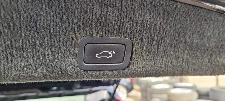 Black Volvo XC60 2009 in Riga, with an engine capacity of 2.40 L and mileage of 234 thousand km for 10200 €, photo 15 on AUTOMOTO.COM.LV