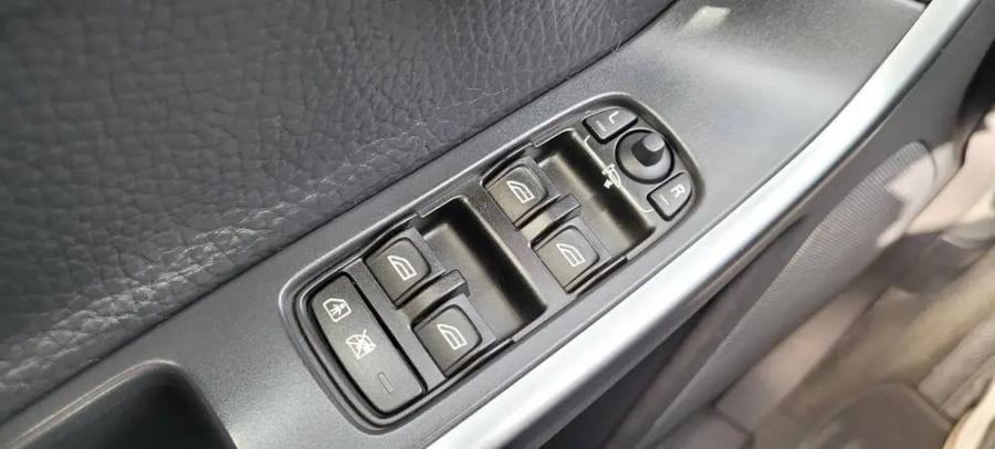 Black Volvo XC60 2009 in Riga, with an engine capacity of 2.40 L and mileage of 234 thousand km for 10200 €, photo 18 on AUTOMOTO.COM.LV