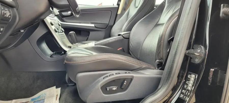 Black Volvo XC60 2009 in Riga, with an engine capacity of 2.40 L and mileage of 271 thousand km for 10200 €, photo 15 on AUTOMOTO.COM.LV