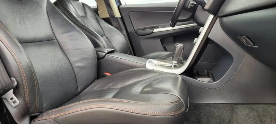Black Volvo XC60 2009 in Riga, with an engine capacity of 2.40 L and mileage of 271 thousand km for 10200 €, photo 16 on AUTOMOTO.COM.LV