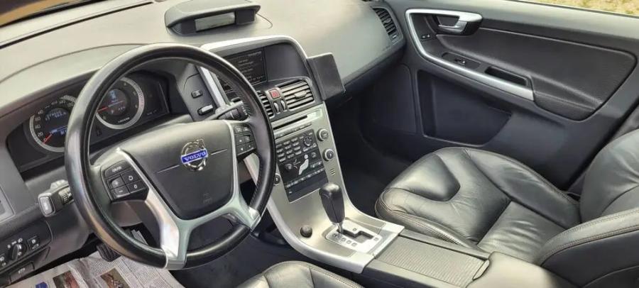 Black Volvo XC60 2009 in Riga, with an engine capacity of 2.40 L and mileage of 271 thousand km for 10200 €, photo 18 on AUTOMOTO.COM.LV
