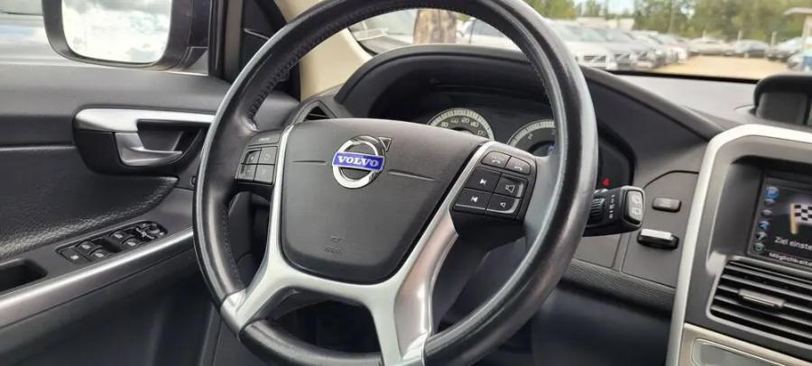 Black Volvo XC60 2009 in Riga, with an engine capacity of 2.40 L and mileage of 271 thousand km for 10200 €, photo 19 on AUTOMOTO.COM.LV