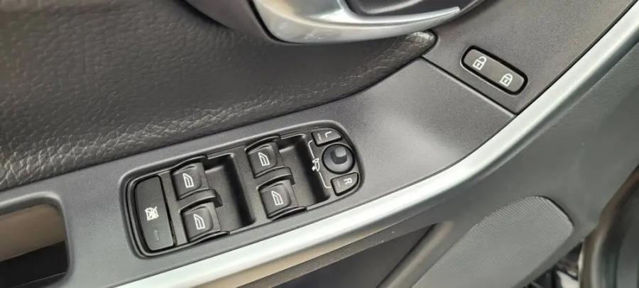 Black Volvo XC60 2009 in Riga, with an engine capacity of 2.40 L and mileage of 271 thousand km for 10200 €, photo 21 on AUTOMOTO.COM.LV