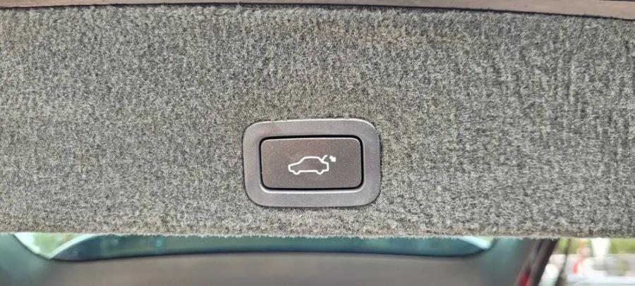 Black Volvo XC60 2009 in Riga, with an engine capacity of 2.40 L and mileage of 271 thousand km for 10200 €, photo 22 on AUTOMOTO.COM.LV