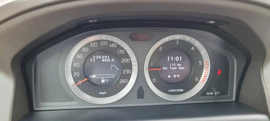 Melns Volvo XC60 2009 Rīga, ar dzinēja tilpumu 2.40 L un nobraukumu 235 tūkst. km par 10200 €, foto 14 vietnē AUTOMOTO.COM.LV